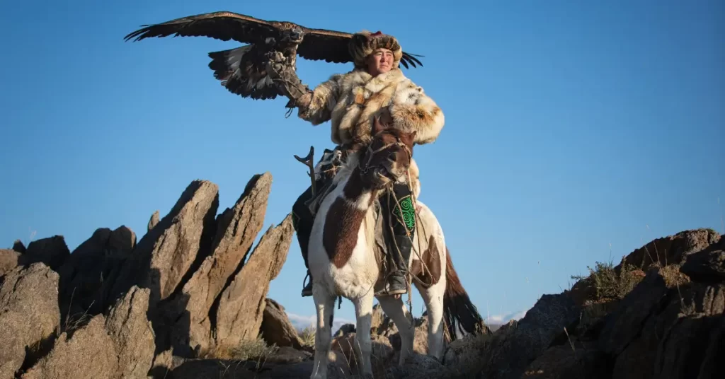 Meet the Kazakh Eagle Hunters of the Altai Mountains – Lifestyle and ...